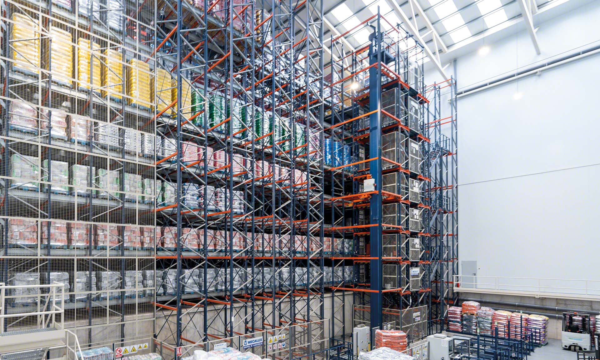 Kombination von Shuttle-Cars mit Pallet Shuttle - Mecalux.de