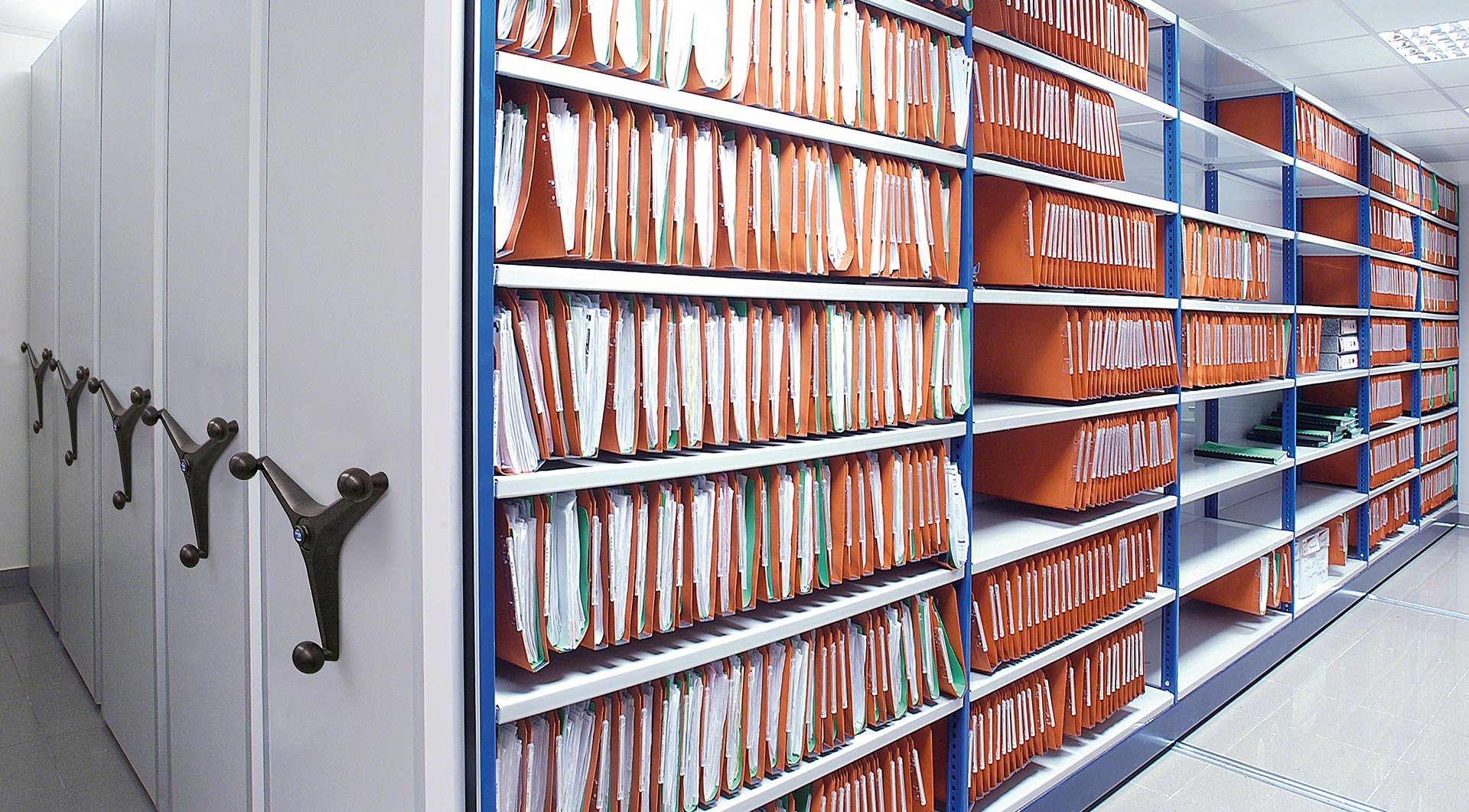 Rollregale, Verfahrbare Regale, Archivsysteme - Mecalux.de