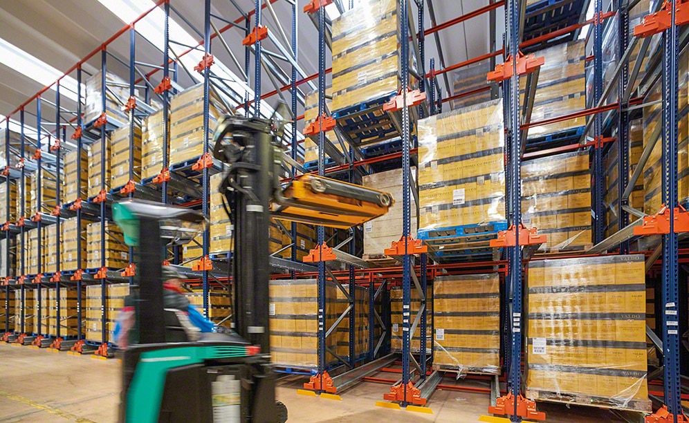 Lager einer Logistikfirma mit hoher Kapazität – Mecalux.de