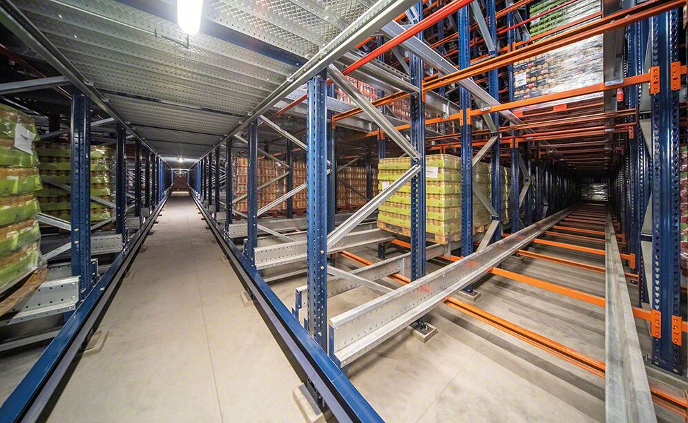 Automatisiertes Lager mit Shuttles, Cistér - Mecalux.de