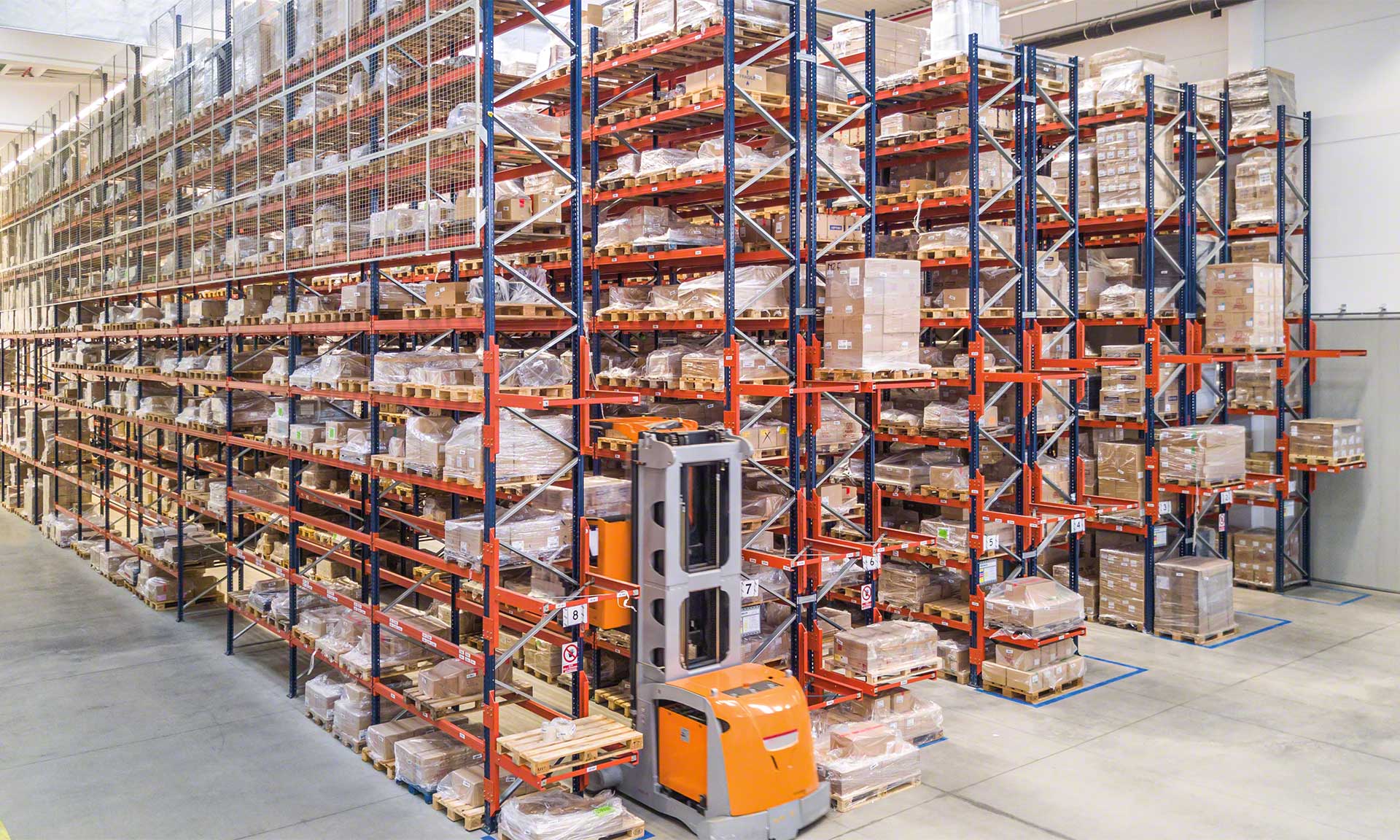 Narrow Aisle Racking: Verwendungen im Lager - Mecalux.de