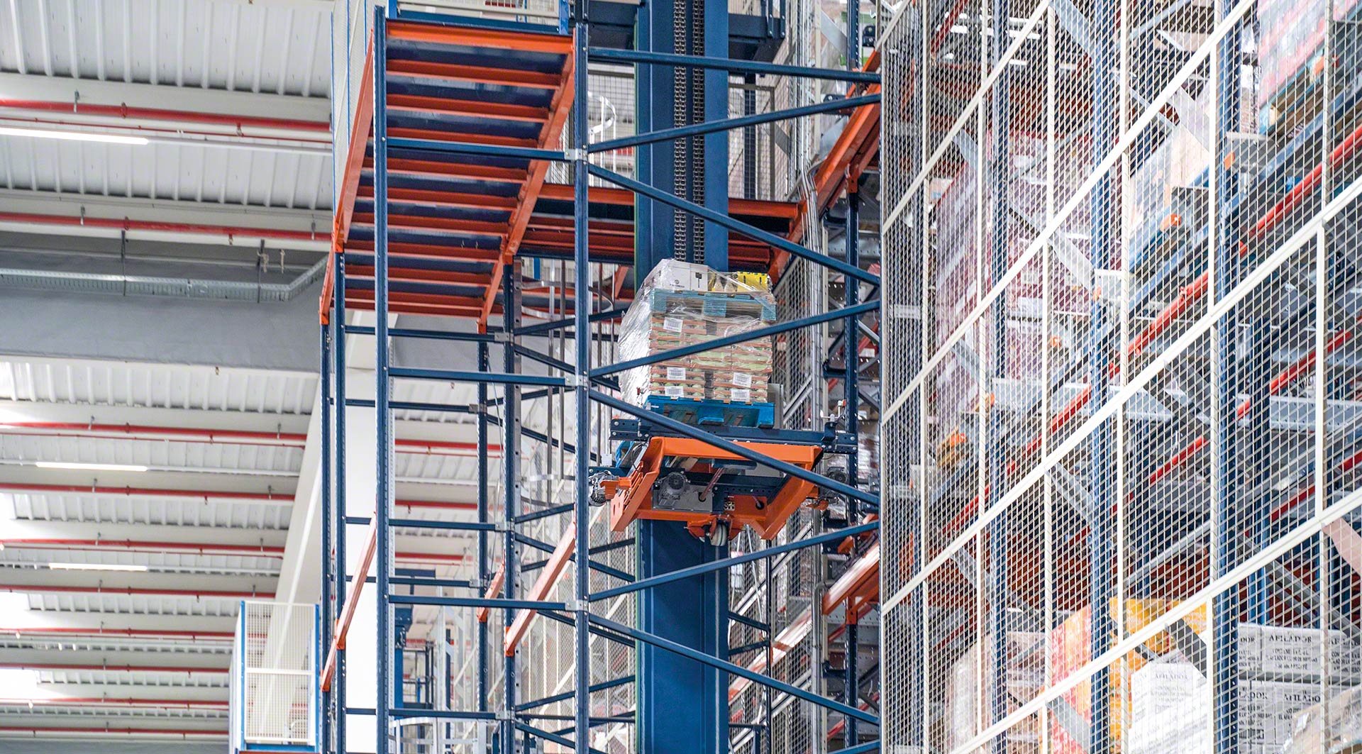 Vertikalförderer für Paletten - Mecalux.de